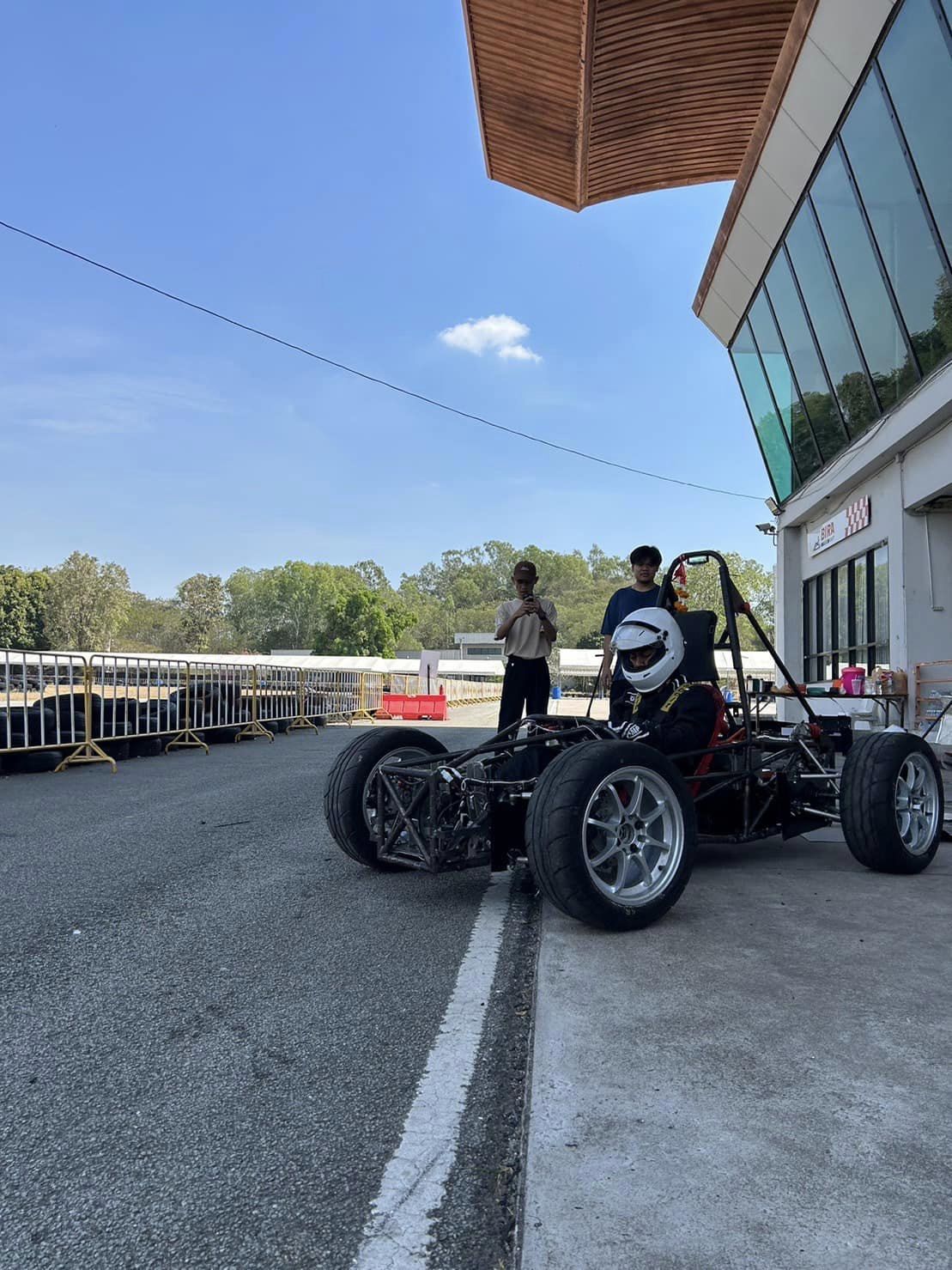 บริษัท BMC Construction & Engineering Co., Ltd. มอบชุดแข่งขันคนขับครบชุดให้กับนิสิตคณะ ...