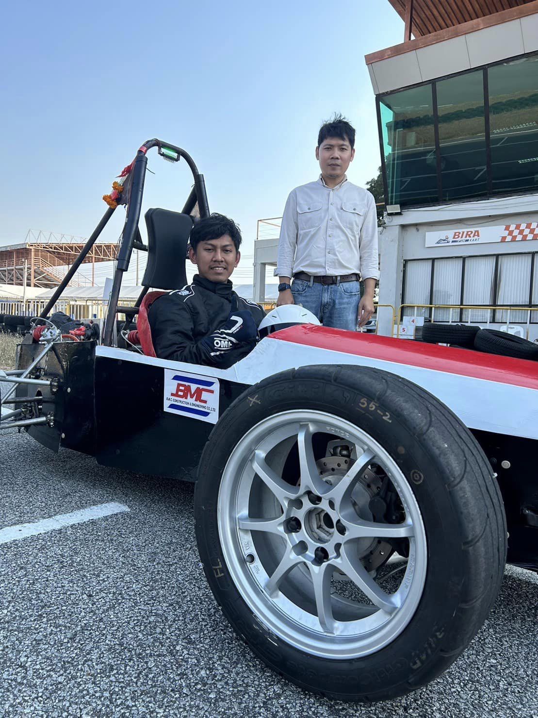 บริษัท BMC Construction & Engineering Co., Ltd. มอบชุดแข่งขันคนขับครบชุดให้กับนิสิตคณะ ...